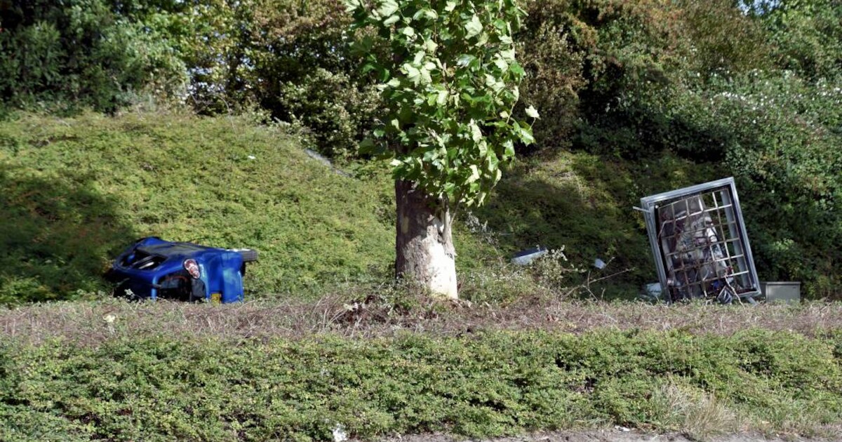 Auto belandt op zijkant na botsing tegen reclamezuil in Terneuzen ...