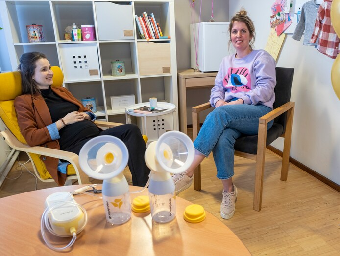 ‘Ik geef borstvoeding, en nu moet de melk uit mijn borsten'. Dat kan op ...