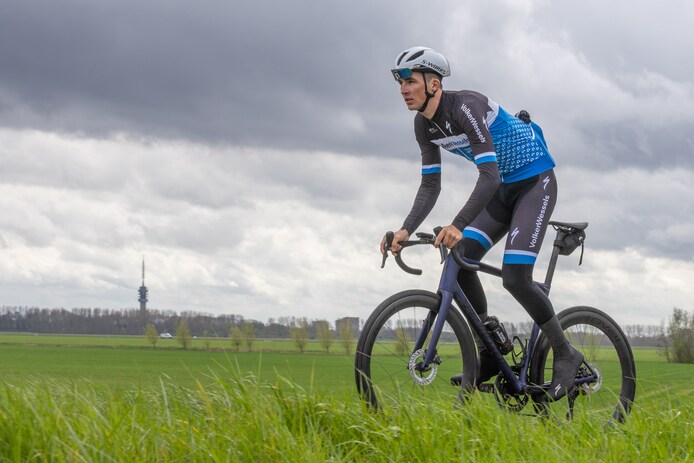 Timo de Jong en zijn ploeggenoot grijpen net mis tijdens Dorpenomloop ...