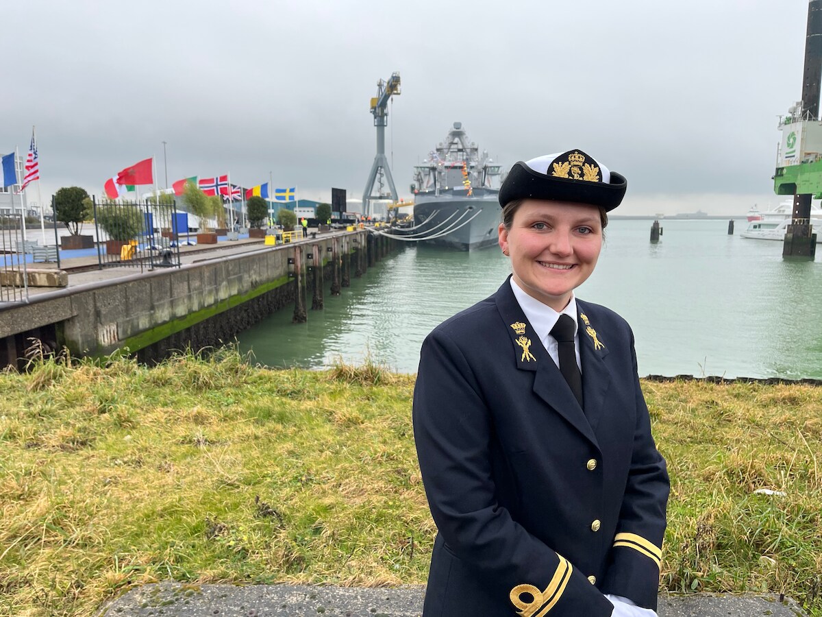 Voor prinses Amalia en luitenant Laura is de doop van de Den Helder een ...