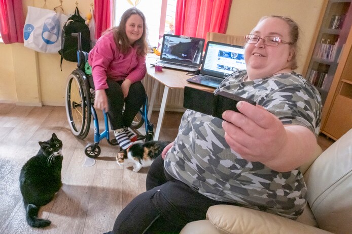 Vlissingse dames met beperking vloggen over de ‘kattenbende’ in hun ...