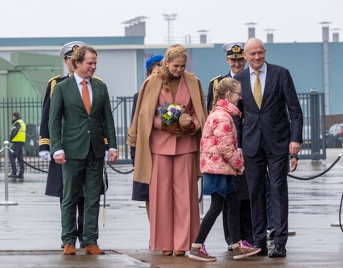 Voor prinses Amalia en luitenant Laura is de doop van de Den Helder een ...