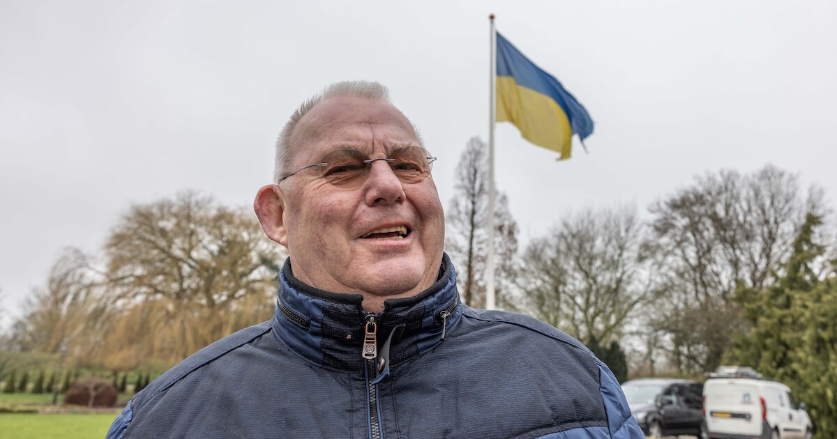 Dirk van der Jagt vlagt al een jaar voor Oekraïne: ‘Dat blijf ik doen tot de oorlog voorbij is ...