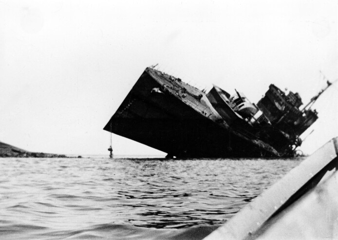 Delen van de HMS Valentine komen even boven water, 85 jaar nadat het ...