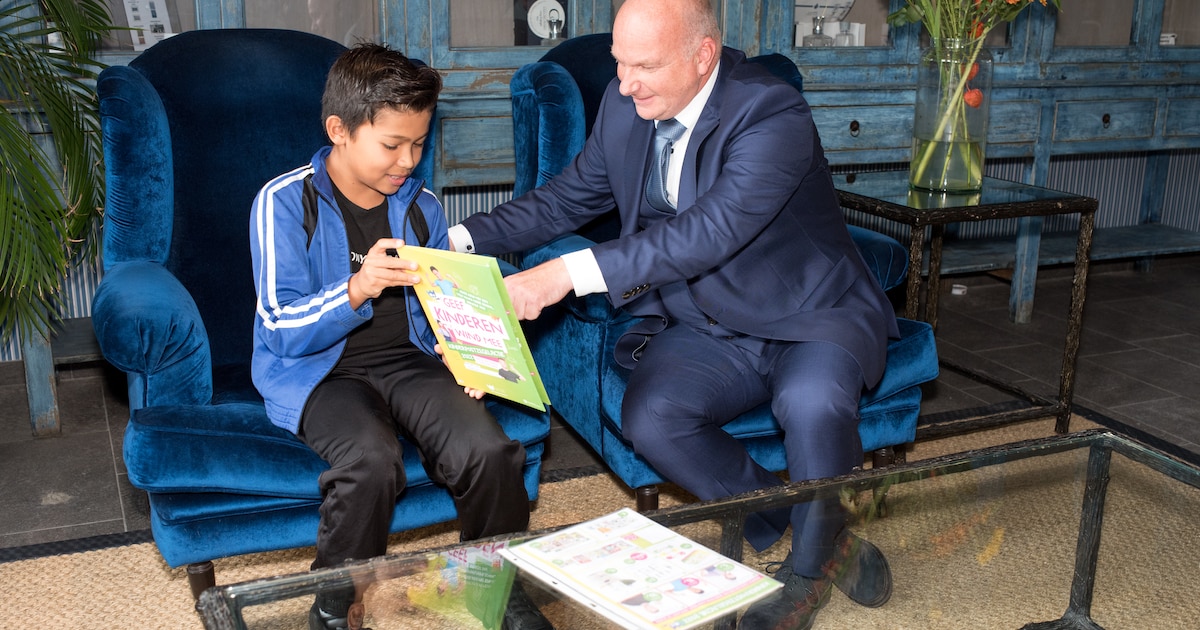 Vliegende start voor Calvin uit Renesse bij verkoop kinderpostzegels ...