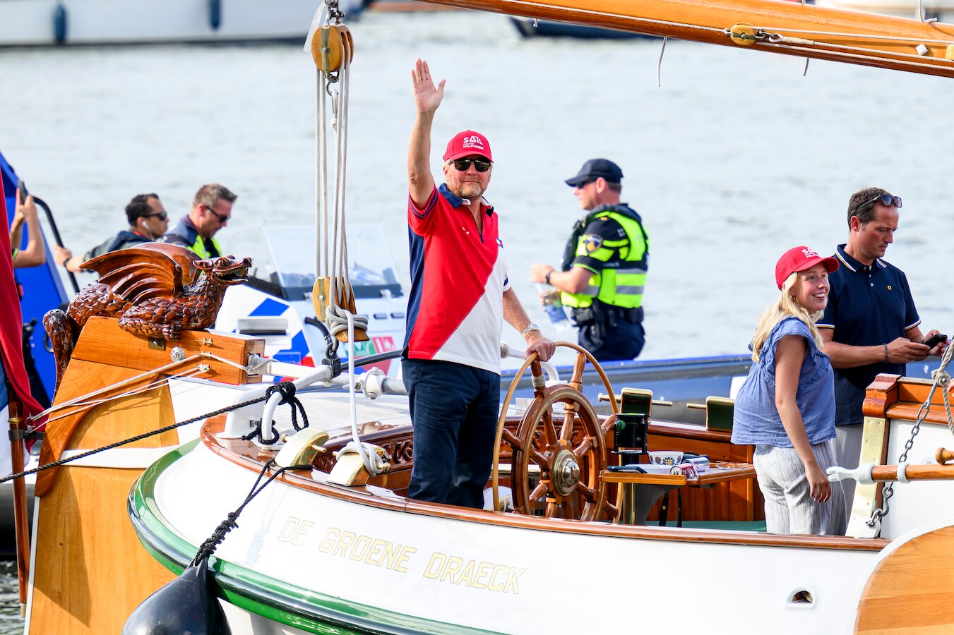 Koning Willem-Alexander vaart met oude dienstmaten op Groene Draeck ...