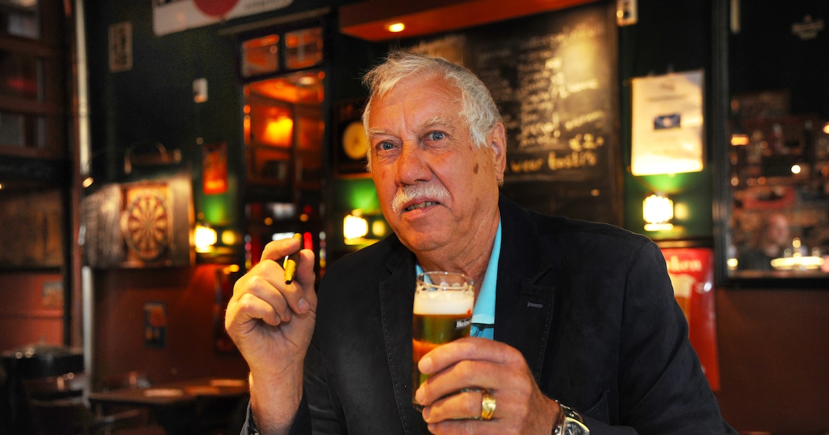 Eén van de laatste cafés is overstag: verboden te roken in De Hoppit in ...