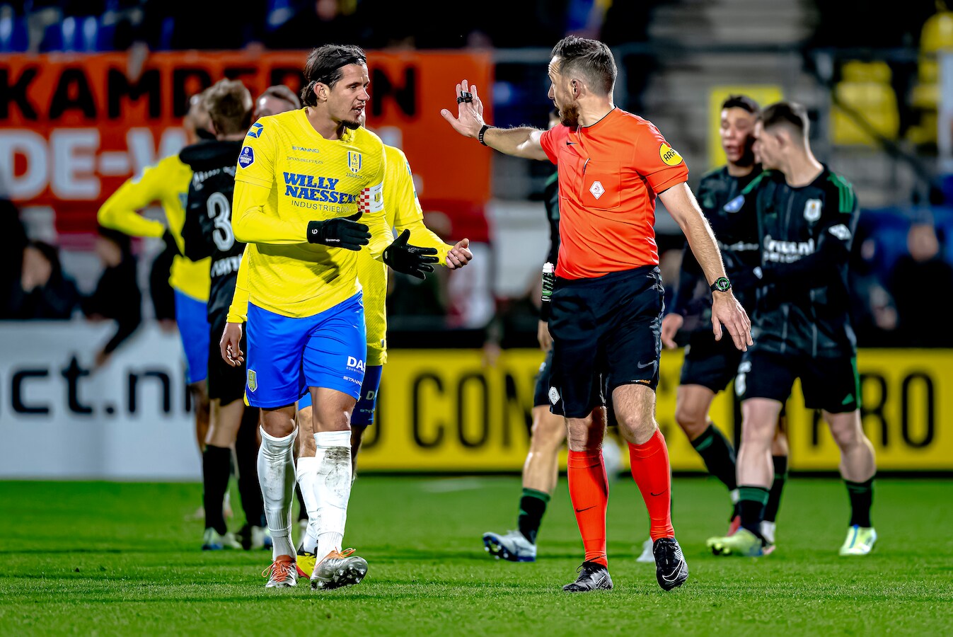 Scheidsrechtersbaas belde meteen met woeste leiding van Go Ahead: ‘Ik ...