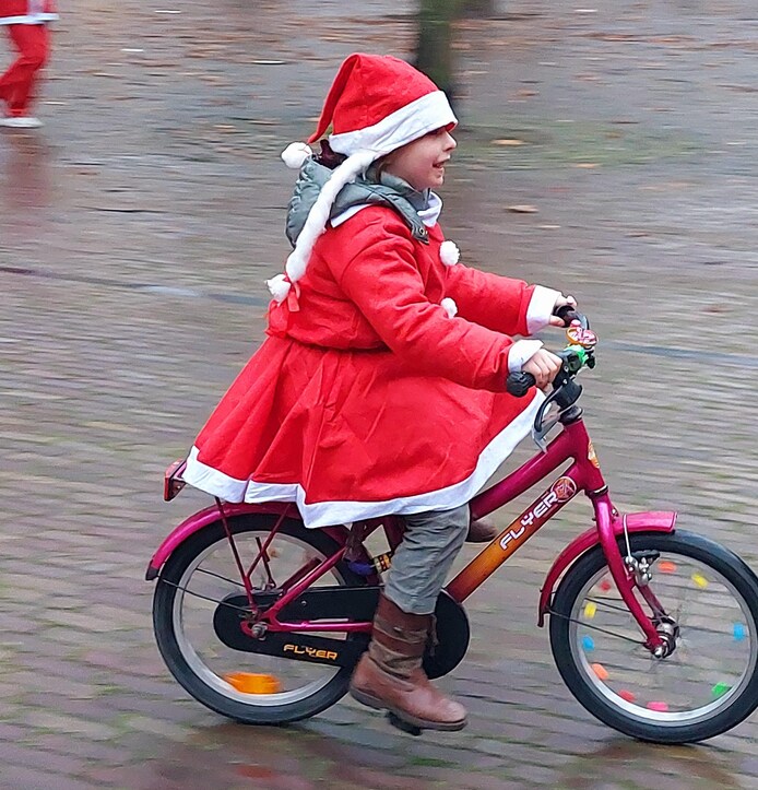 Fanatieke Santa op de fiets | Mijn Foto | pzc.nl