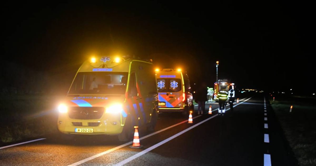 Auto belandt in sloot na botsing met busje op N57 bij Middelburg | 112 nieuws Middelburg | PZC.nl