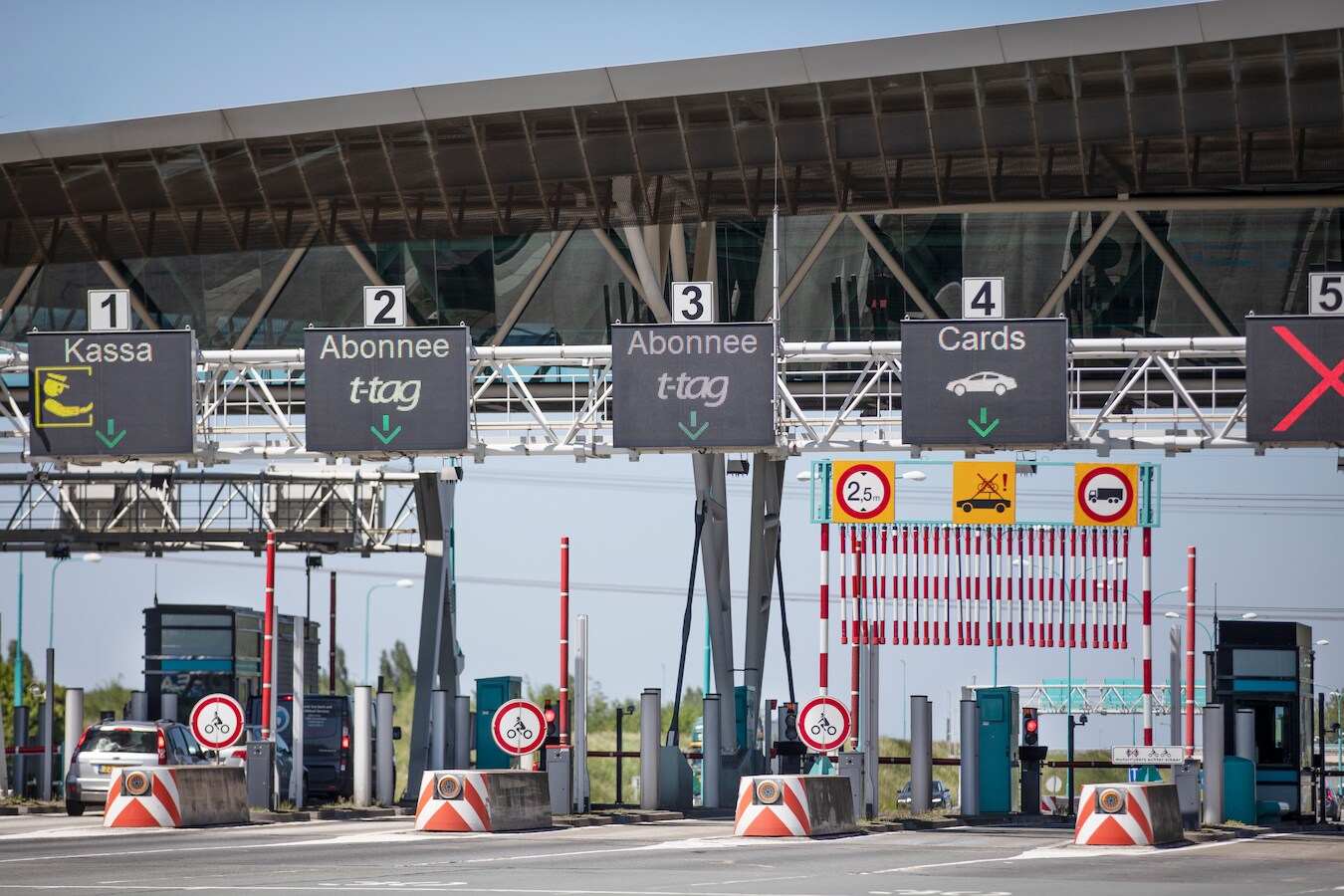 Vrachtwagenchauffeur komt om het leven bij ernstig ongeval op A58 bij Goes,weg nog tot laat in ...