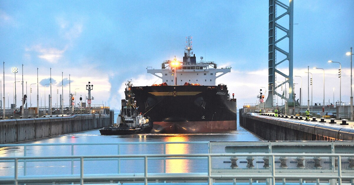 Het eerste schip wacht al in de Nieuwe Sluis tot de koningen het sein op groen zetten | Nieuwe ...