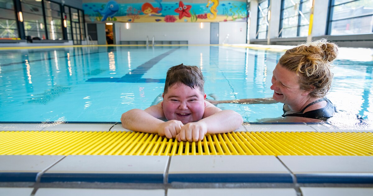 Brett (18) is blij dat hij weer spiertherapie in het zwembad krijgt ...