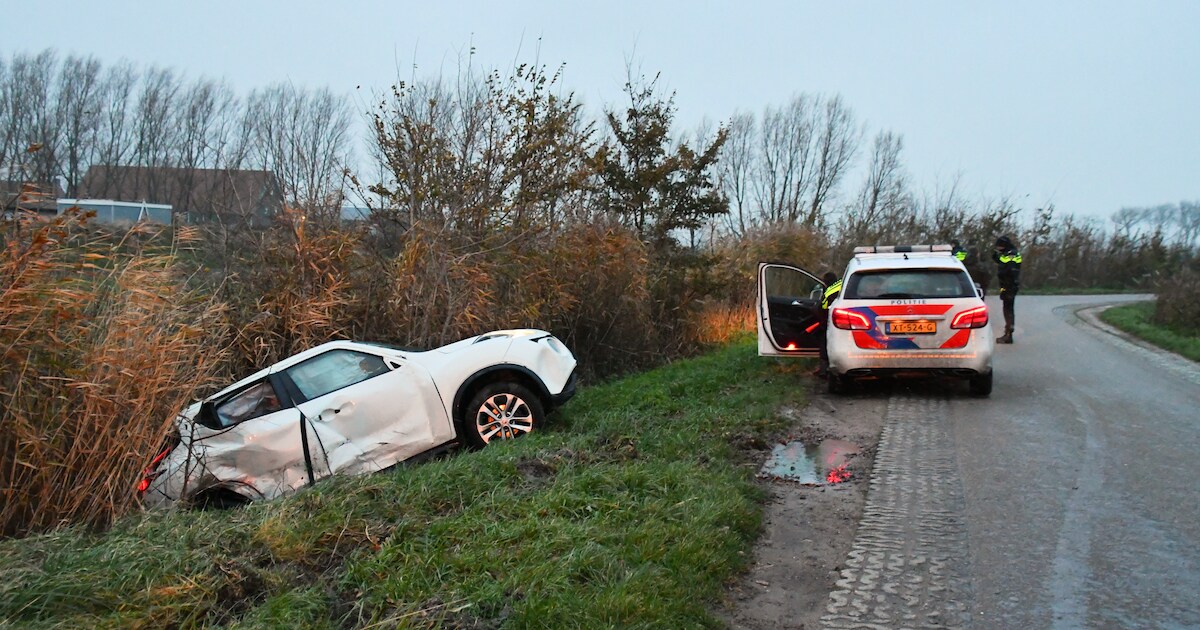 Auto belandt in sloot bij botsing op Prelaatweg Aagtekerke, een gewonde | Veere | pzc.nl