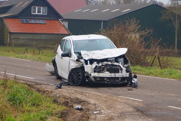 Voorrangsfout leidt tot botsing met twee gewonden in Zonnemaire, weg deels afgesloten | 112 ...