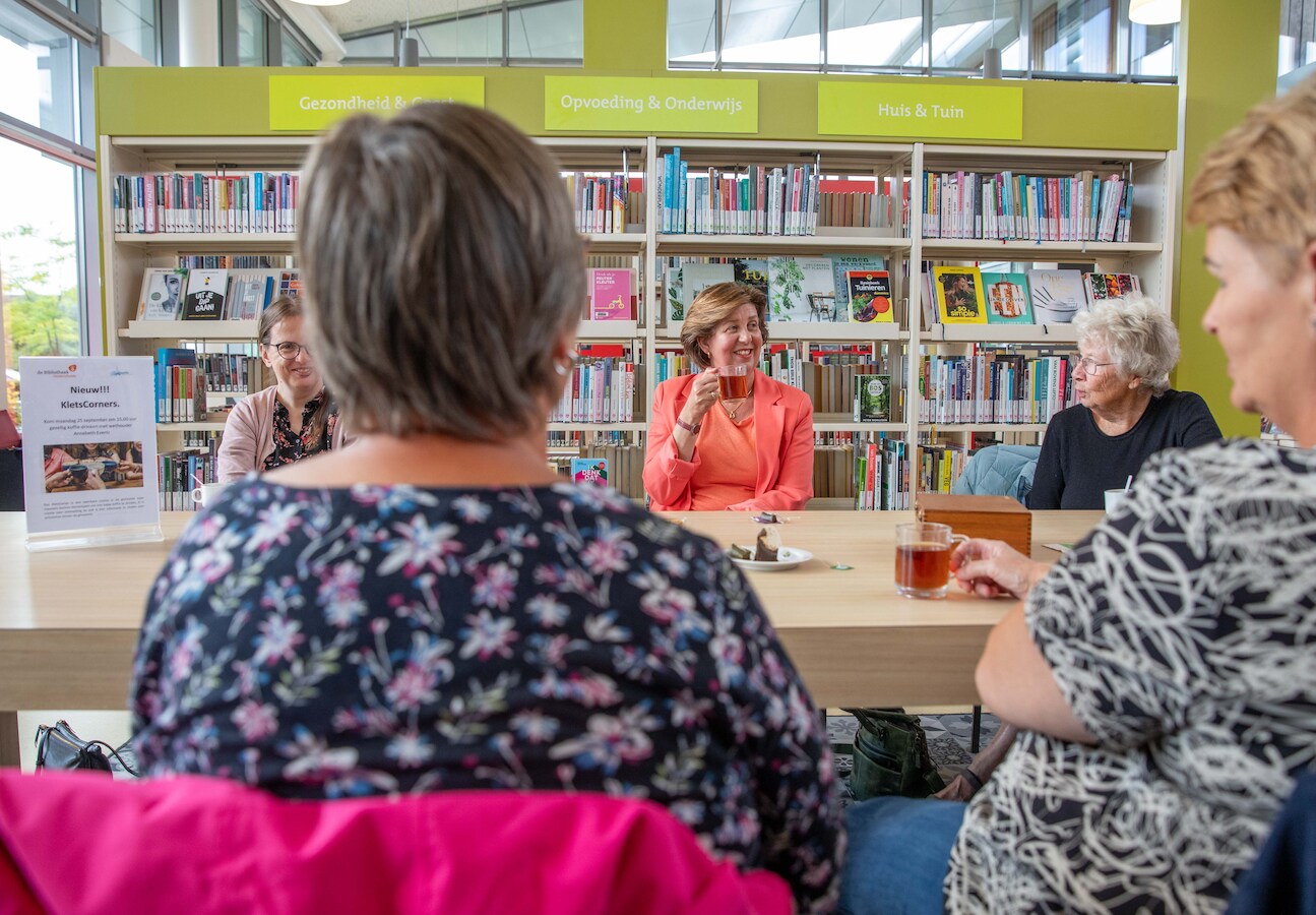 Kletscorners moeten mensen in Kapelle mentaal fit houden en eenzaamheid ...