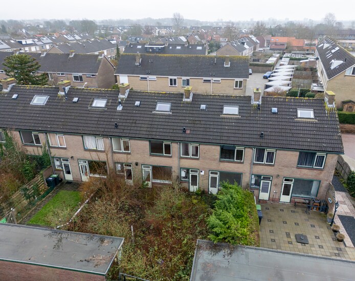 Hoe acht spookwoningen al jaren een keurig dorp ontsieren | Weekend ...