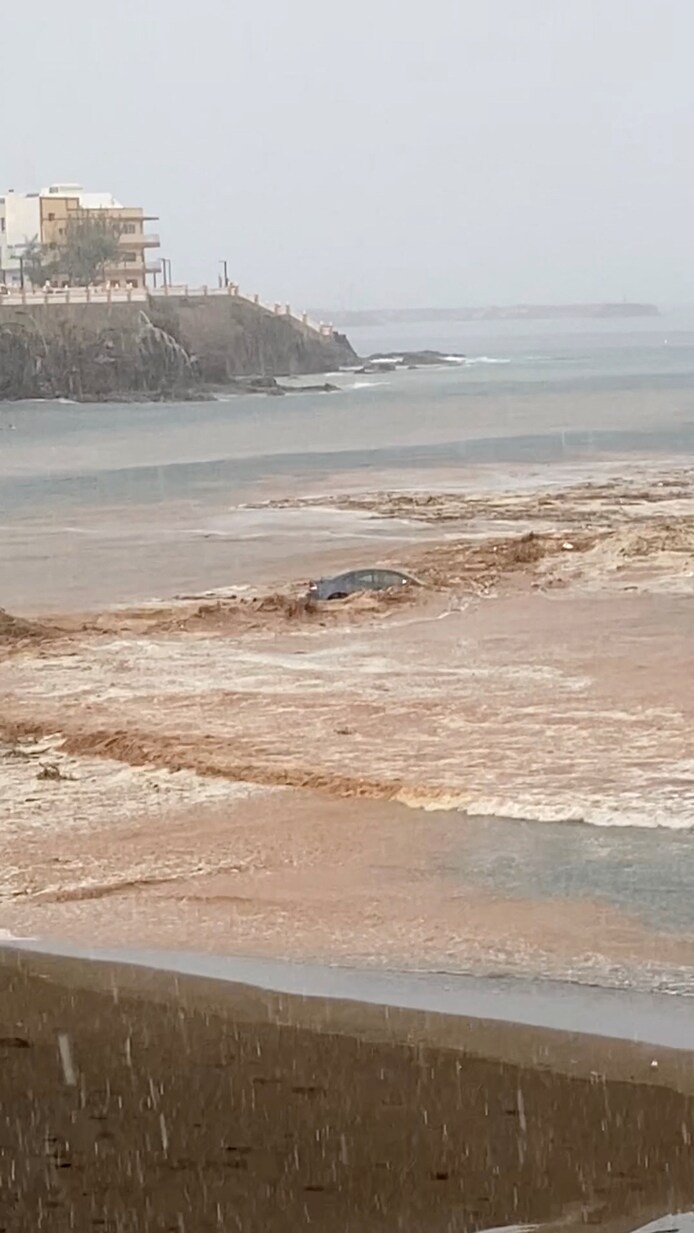 Overstromingen in Spanje: auto’s in zee gesleurd op Canarische eilanden ...