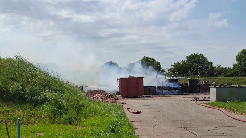 Grote stapel uienkisten in brand bij bedrijf op de 2e Vlietweg in ...