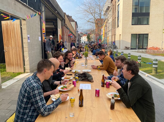 Veertig meter lange tafel duidt start van doe- en denkplek Broei aan op ...