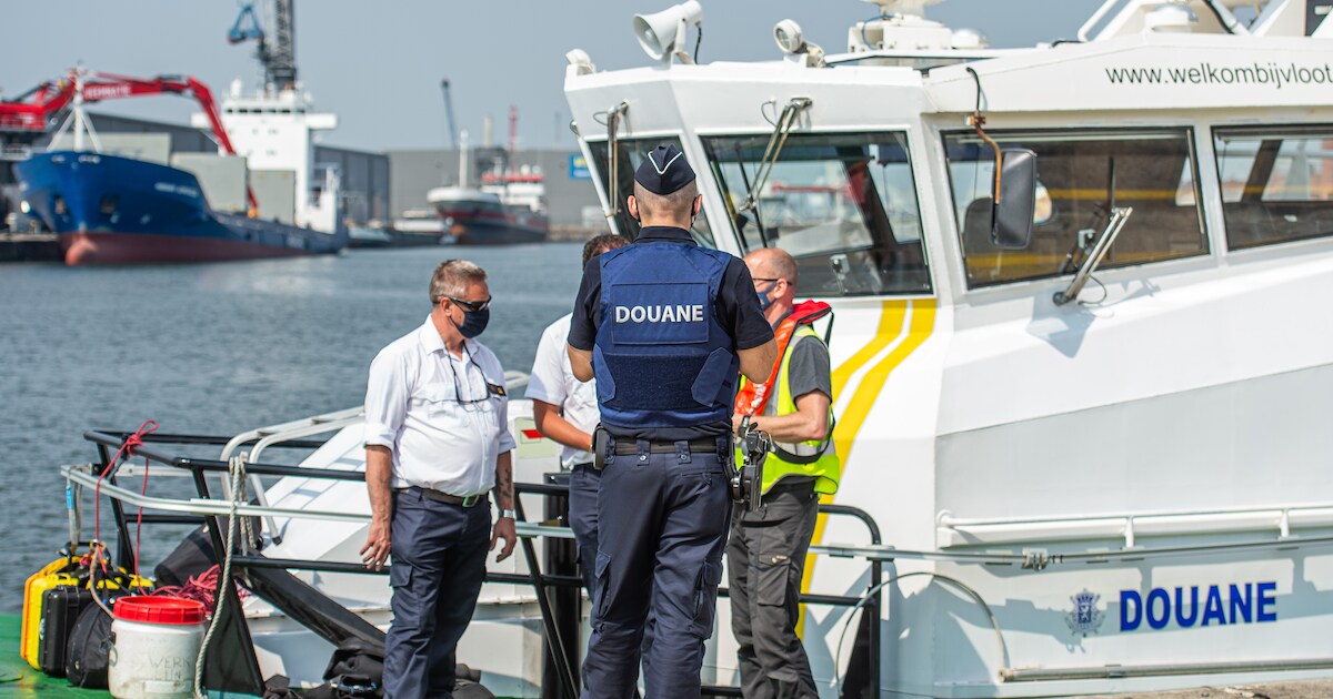 Douanier in de cel voor hulp aan drugsbendes | Antwerpen | PZC.nl