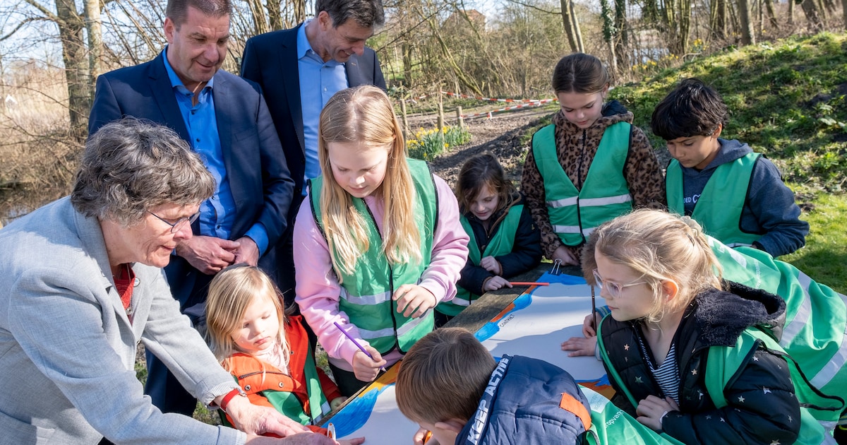 Kinderen zetten handtekening onder nog eens vier jaar educatie door ...