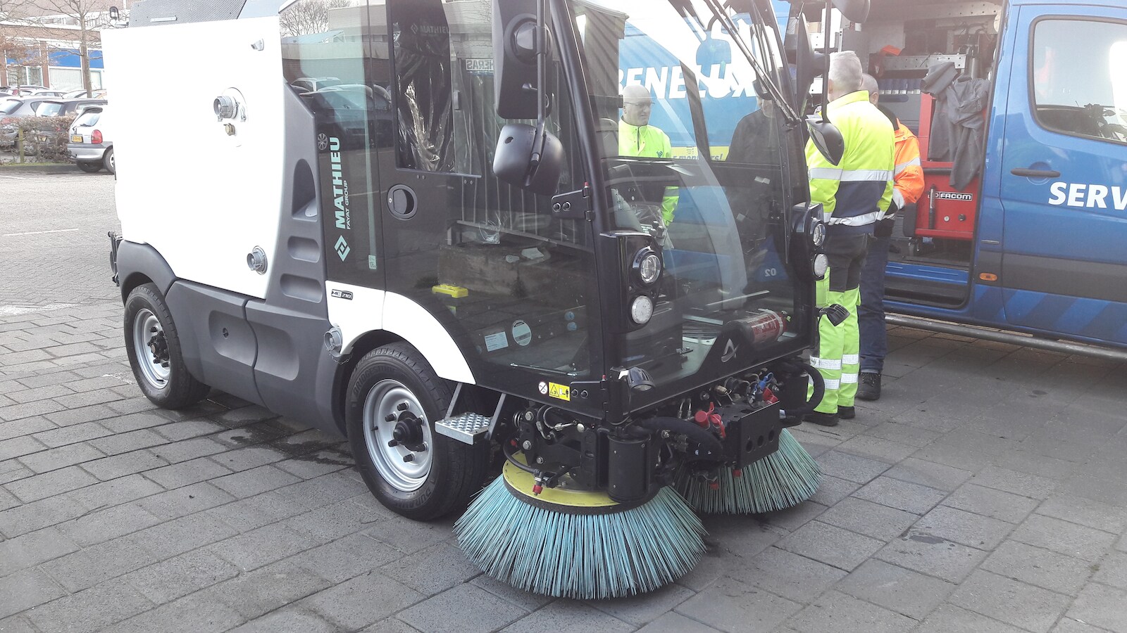 Primeur in Nederland: Vlissingse straatveegmachine kan vegen, strooien ...