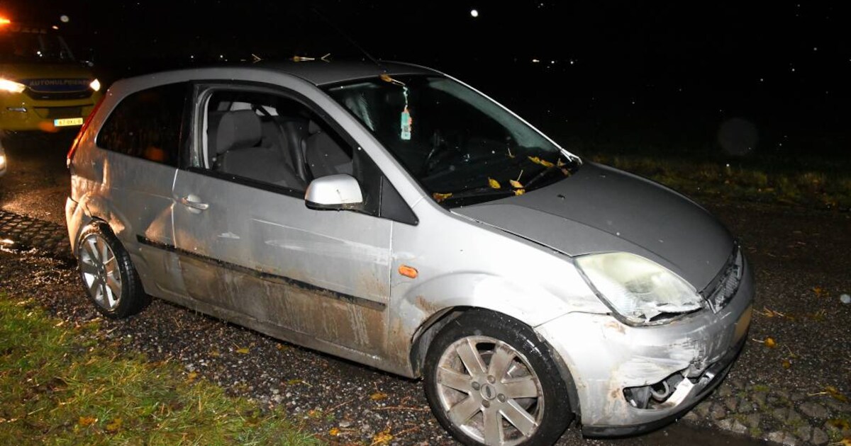 Auto krijgt klapband en knalt tegen vangrail in Westdorpe, vrouw gewond ...