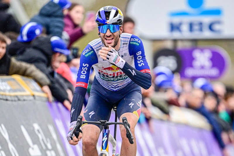 Na frustrerend jaar wordt Tim van Dijke tweede in Omloop Het Nieuwsblad ...