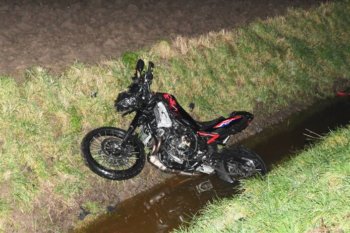 Motorrijder belandt in sloot na botsing met auto op N659 bij Tholen | 112 nieuws Tholen | pzc.nl