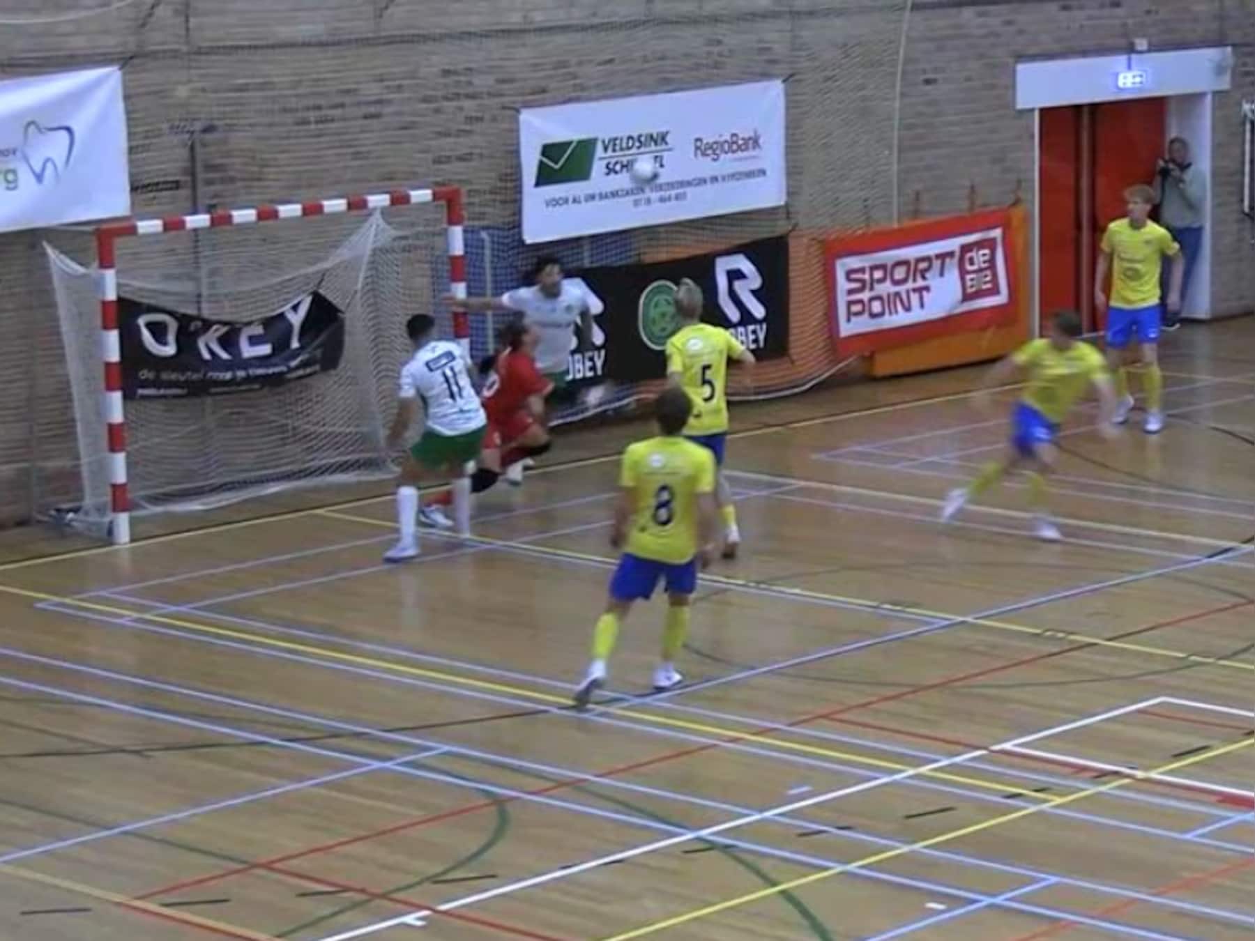 Stroef Nederlands elftal weer stapje dichter bij WK na plichtmatige ...