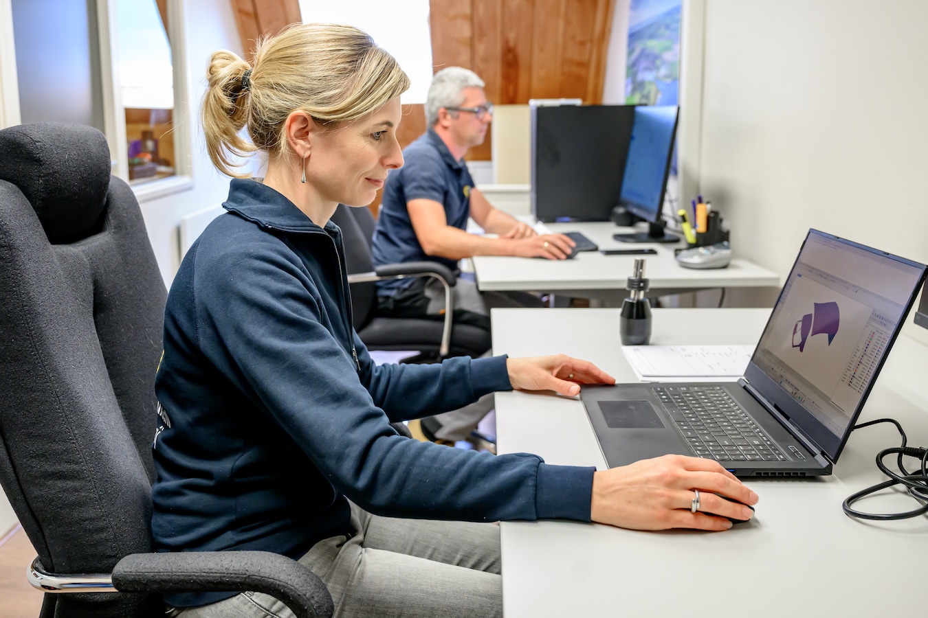 Voor een nieuw zeil of een reparatie moet je bij Twan en Sharon zijn ...