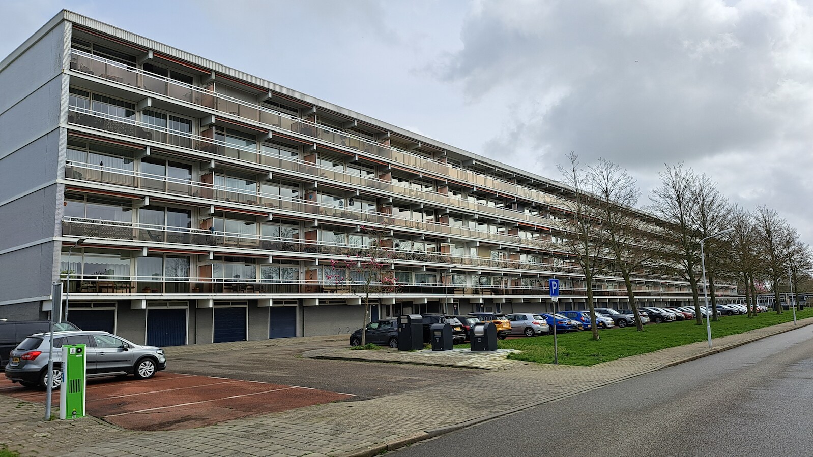 Flatbewoners in Terneuzen balen: glazen wand moet weg en dat kost hen ...