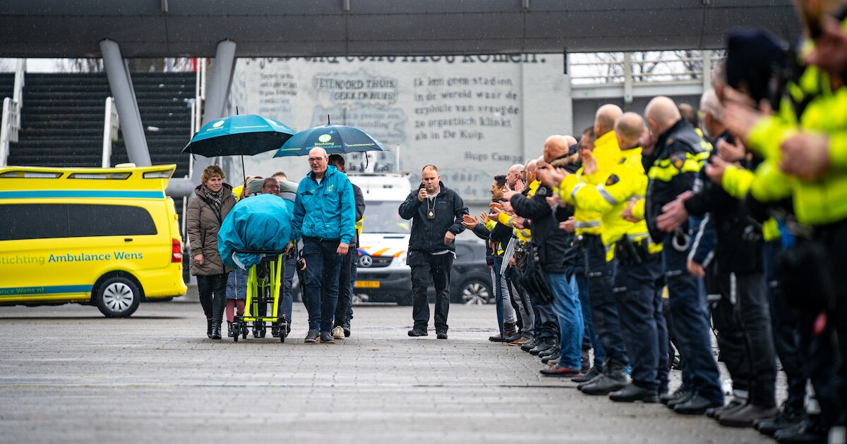Honderd agenten vormen indrukwekkende erehaag voor doodzieke collega ...