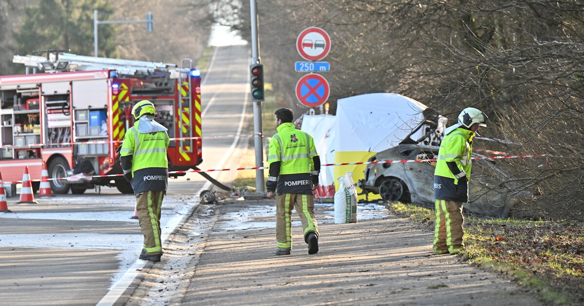 Vliegtuigje stort naar beneden en crasht met geparkeerde auto: piloot en passagier overleven ...