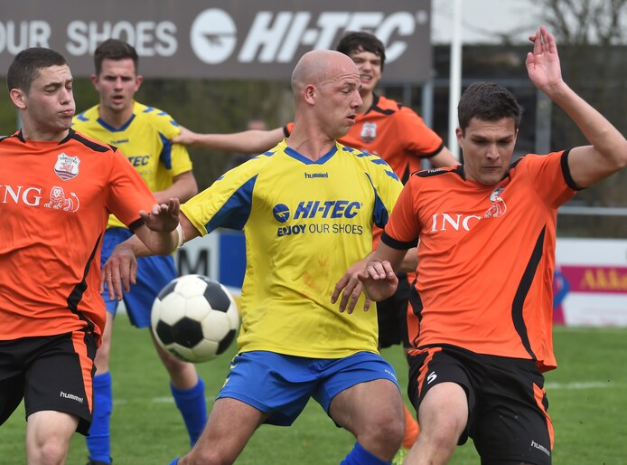 Koplopers Terneuzense Boys en Serooskerke voor het eerst onderuit | Zeeuws voetbal | pzc.nl