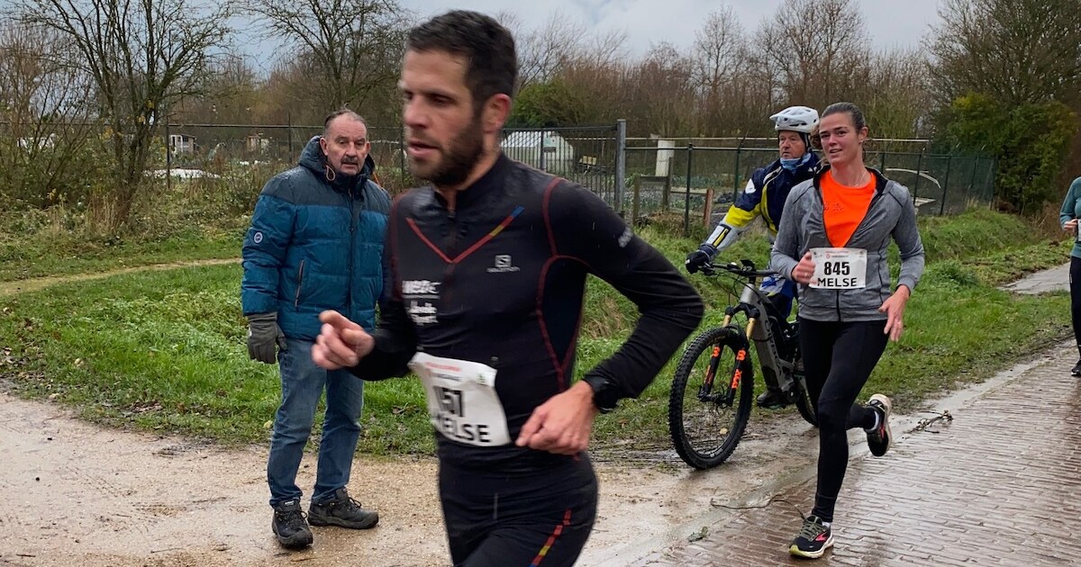 Tim Pleijte slaat slag tijdens Aagtekerkerun na de laatste duinovergang ...