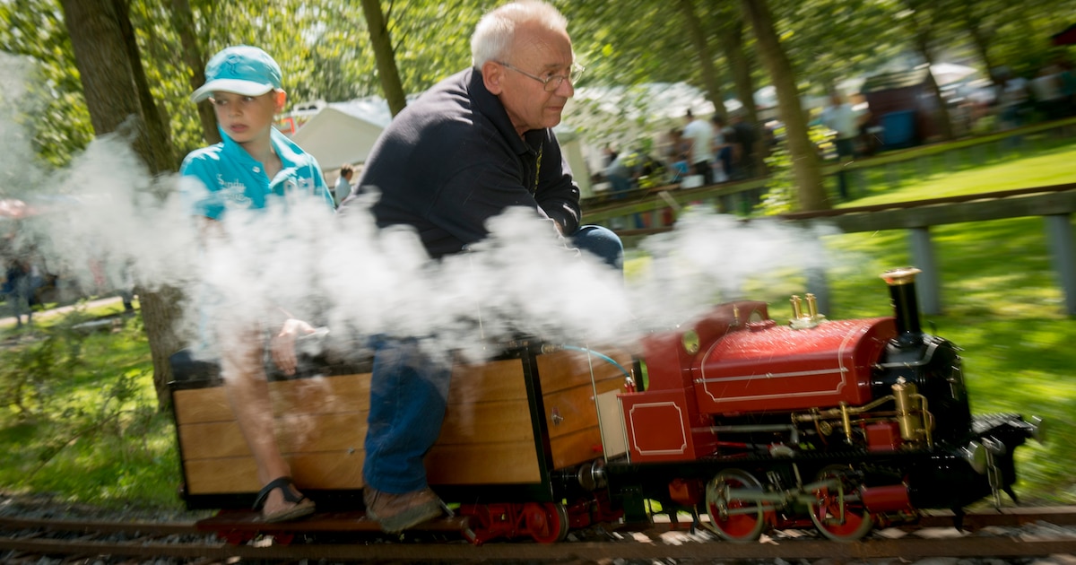 De miniatuur stoomgroep, modelbouwers en palingrokers trekken alle ...