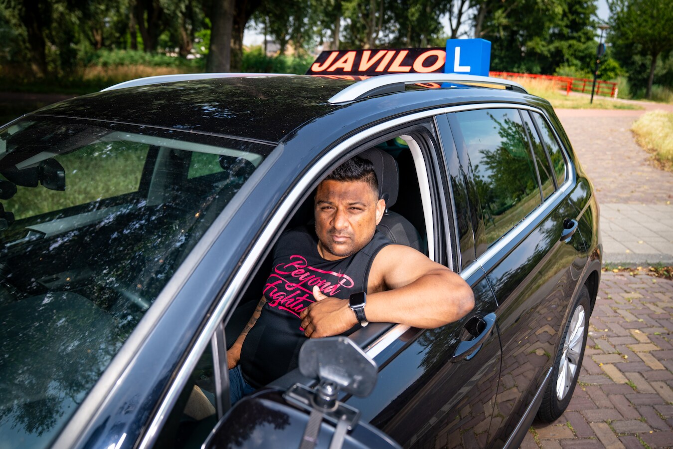 Eerste rijles loopt totaal uit de hand wanneer bestuurder bumperkleeft ...