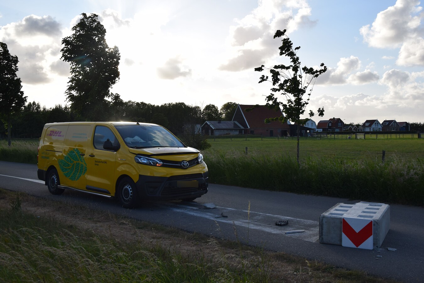 DHL-bezorger knalt op betonblok op Korte Blokweg in Zierikzee | Foto ...