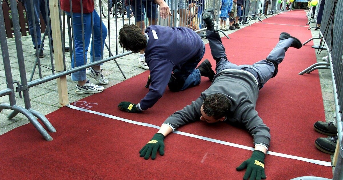 Waarom liggen deze mannen op een rode loper? Dit is het verhaal achter ...