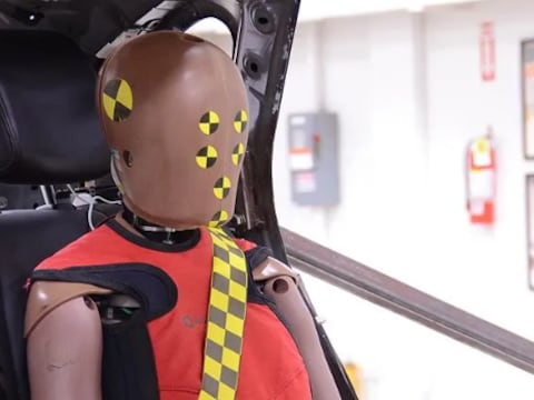 Na jaren pleiten is ‘ze’ er: THOR-05F, een testpop die autorijden voor ...