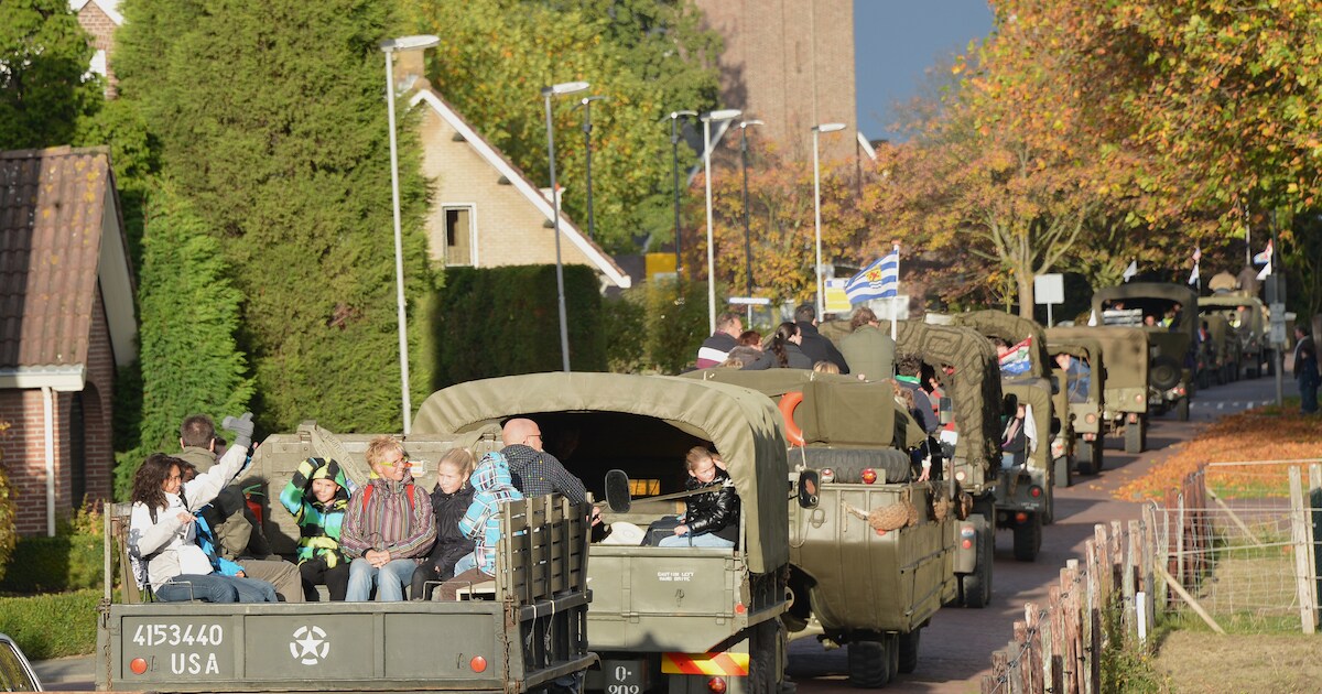 Honderden wandelaars en tientallen historische voertuigen tijdens ...