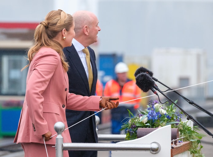 ‘Ik wens u en uw bemanning een behouden vaart’; Prinses Amalia doopt ...