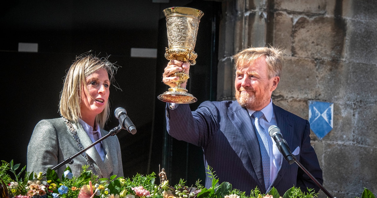 ‘Achtste wereldwonder’ maakt plaats voor foto van een proostende koning ...