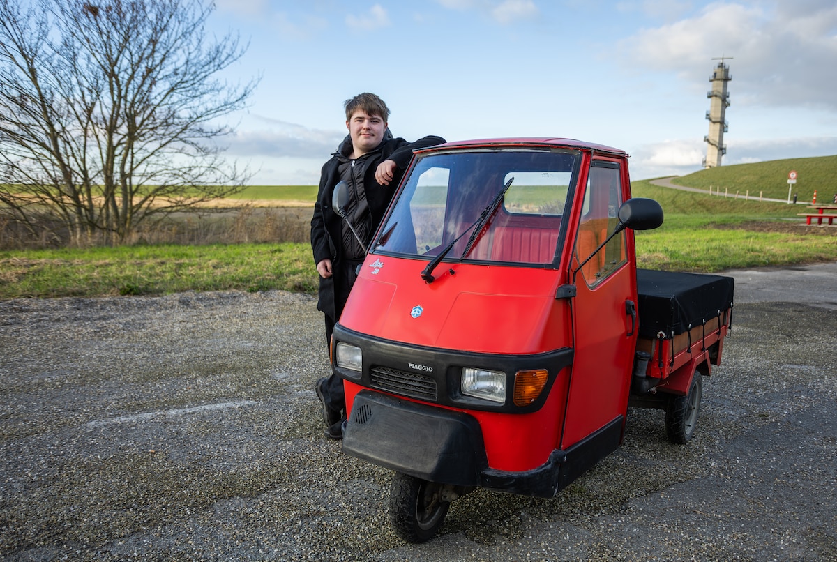 Syb sleutelt met zijn opa aan de Ape 50 en rijdt er 4000 kilometer mee ...