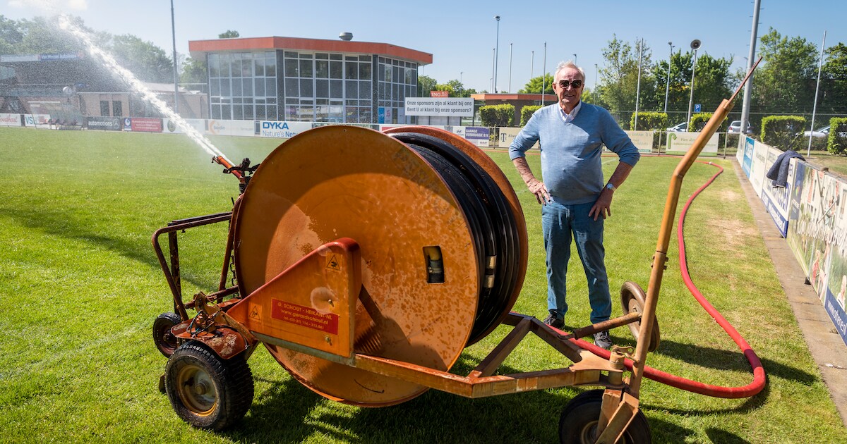 Zeeuwse sportclubs sjouwen, sproeien en hopen op een regenbui | Regio ...