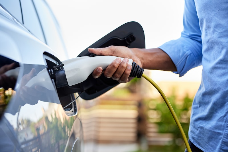 Elektrische auto opladen met eigen stroom, maar geen oprit? Zo kan het ...