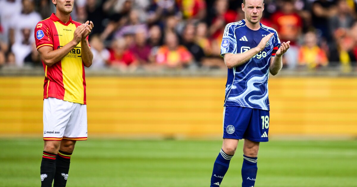 Ontroerende minuut tijdens Go Ahead-Ajax: stadion klapt voor overleden ...
