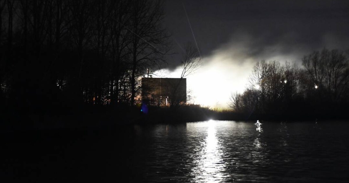 Veel rook bij brand in pallethandel in Axel | Regio | PZC.nl